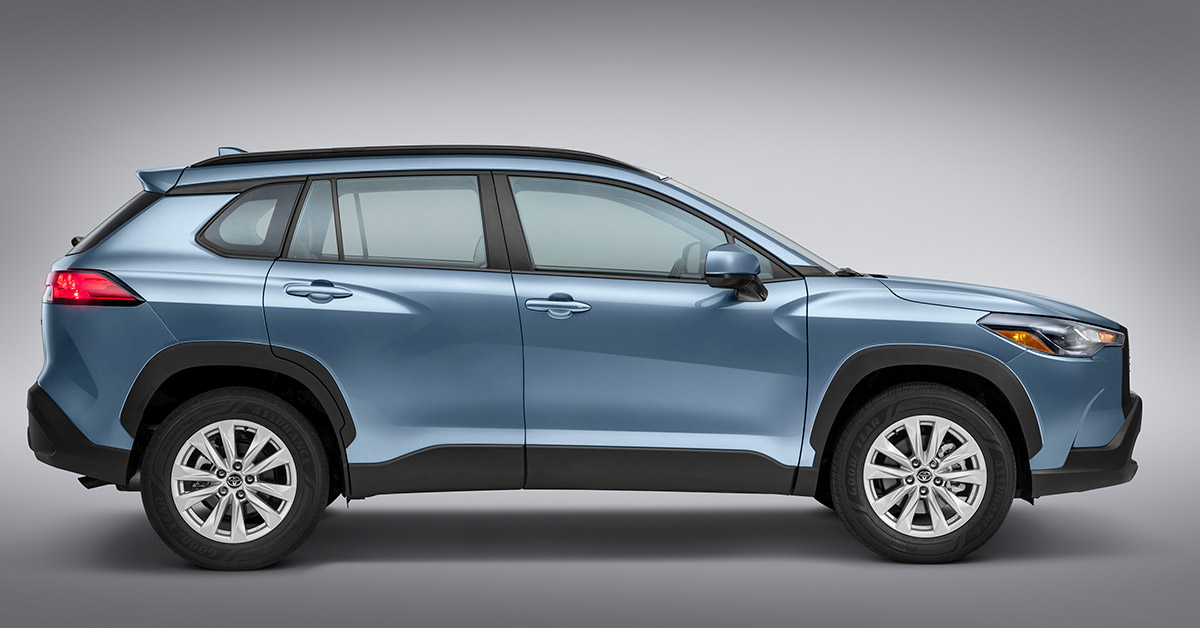 auto-corolla-cross-vista-lateral.jpg