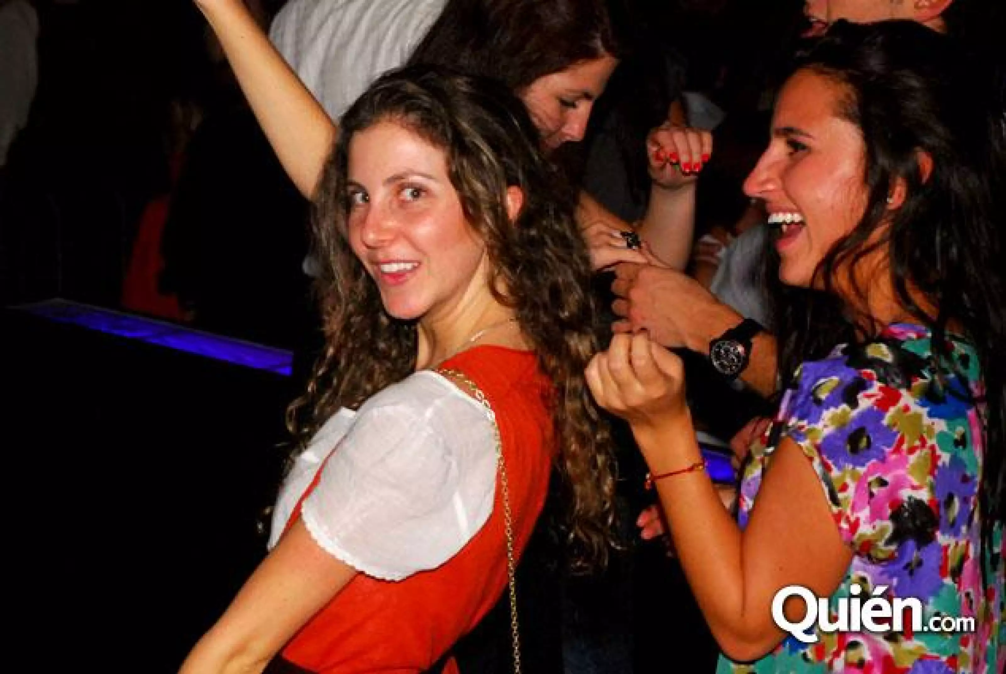 Alex Nones sale de antro al Ragga