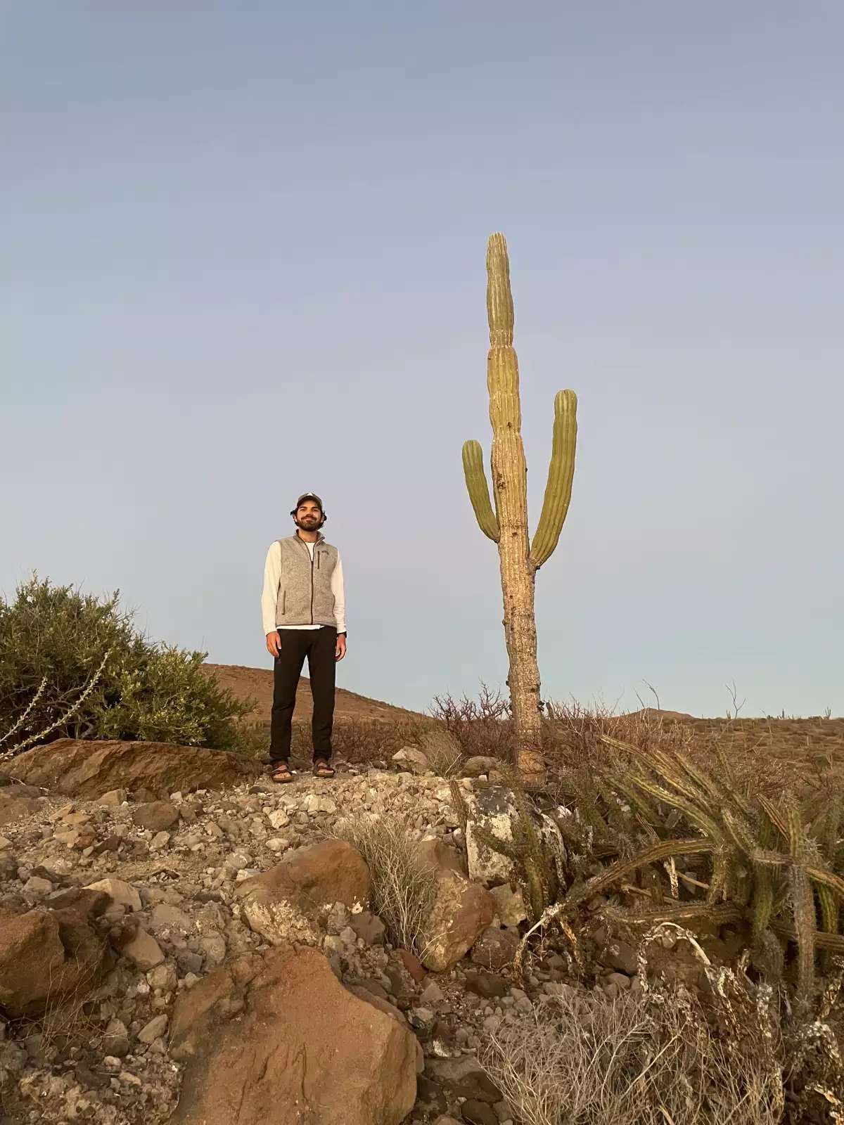 Él es Daniel Rodríguez Fierro, actor de Mamma Mia y fundador de Akampa