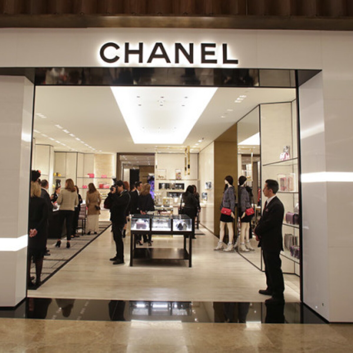 Grandes personalidades en la apertura de Chanel