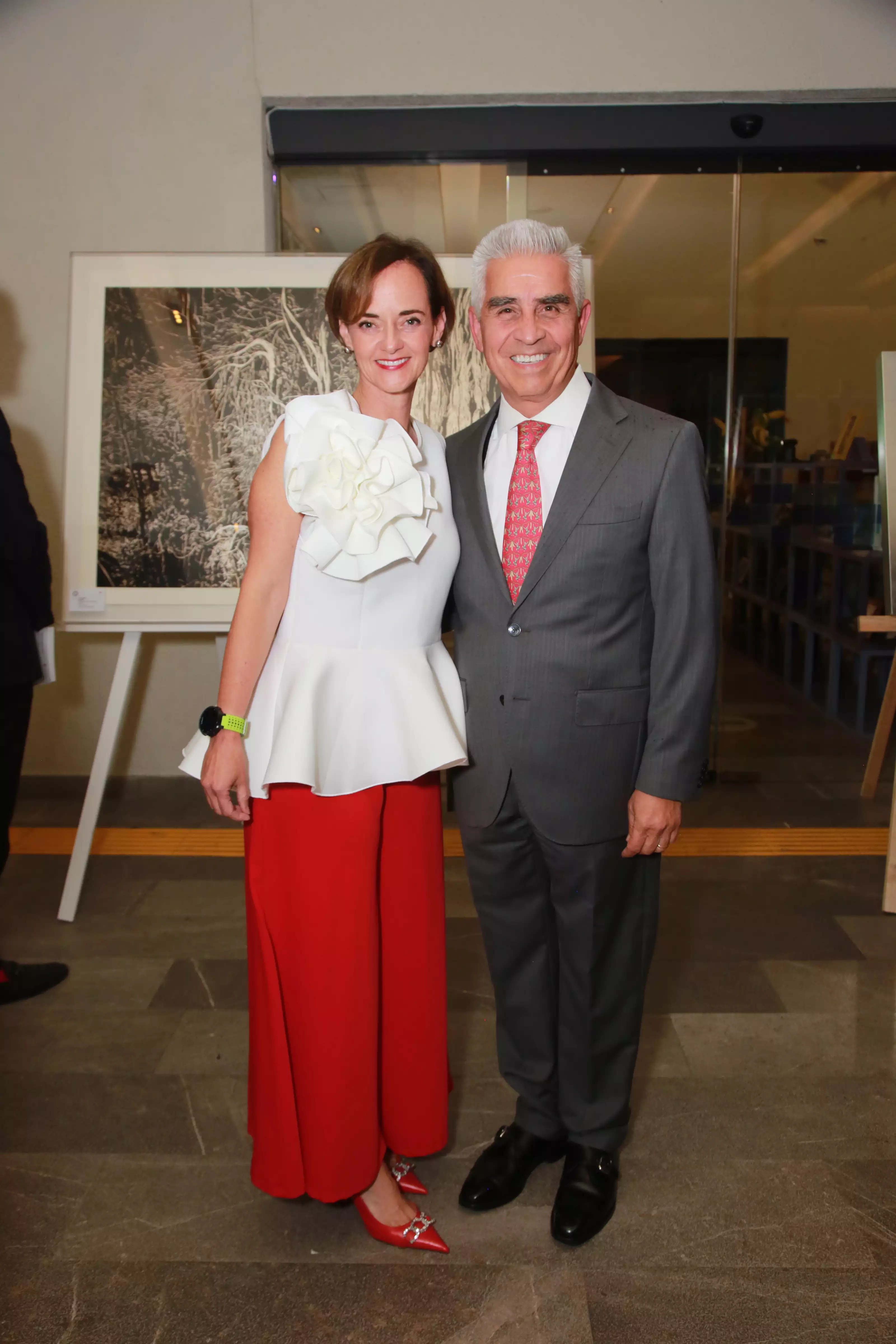 Bosco de la Vega y Claudia Ruiz Massieu en la Cena en Rojo de Save The ...
