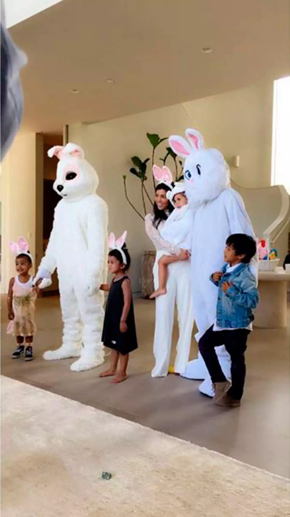 So cute! Kanye West se disfraza de conejo de Pascua para sus hijos