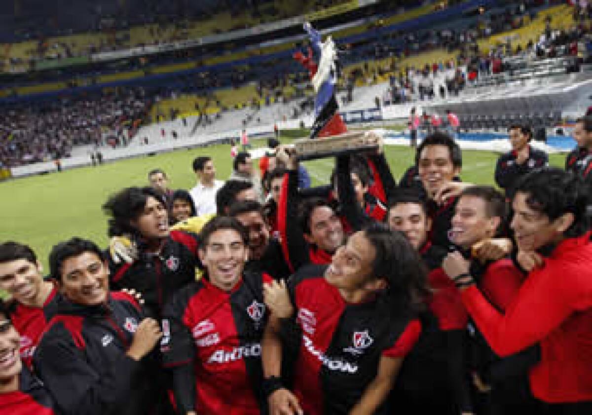 Club Atlas revisa una oferta de compra