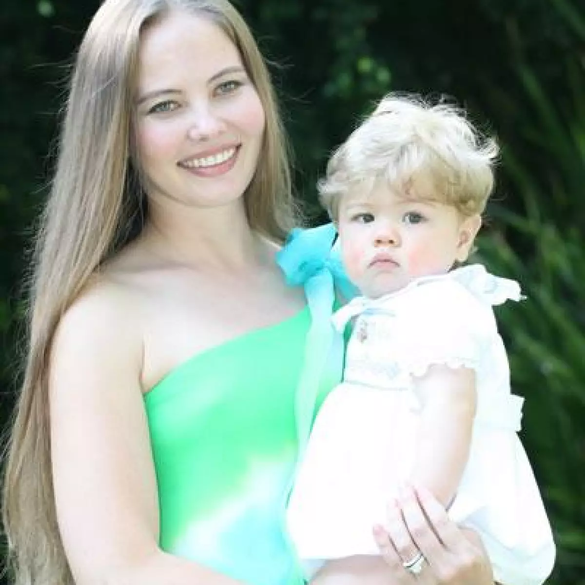 Ricardo y Alina Estrada bautizan a su hijo