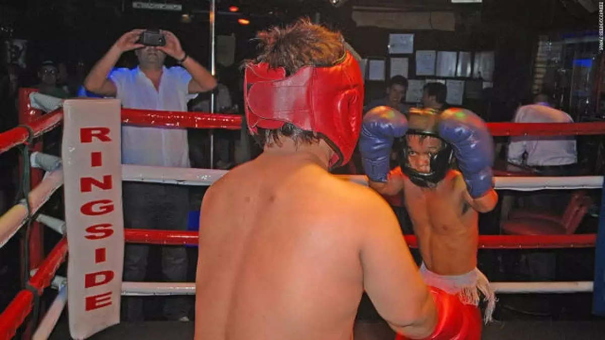 La gente pequeña de Manila trabaja en espectáculos de box o televisión