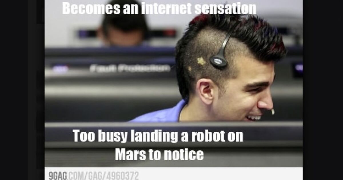 El tipo del mohawk en la sala de control de la NASA