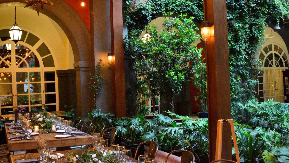 Bobbie Domínguez y Miled Kuri festejando la cerveza