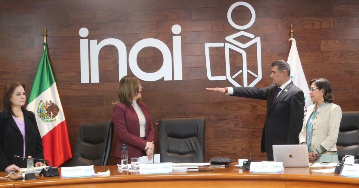 Adrián Alcalá es elegido como nuevo presidente del INAI
