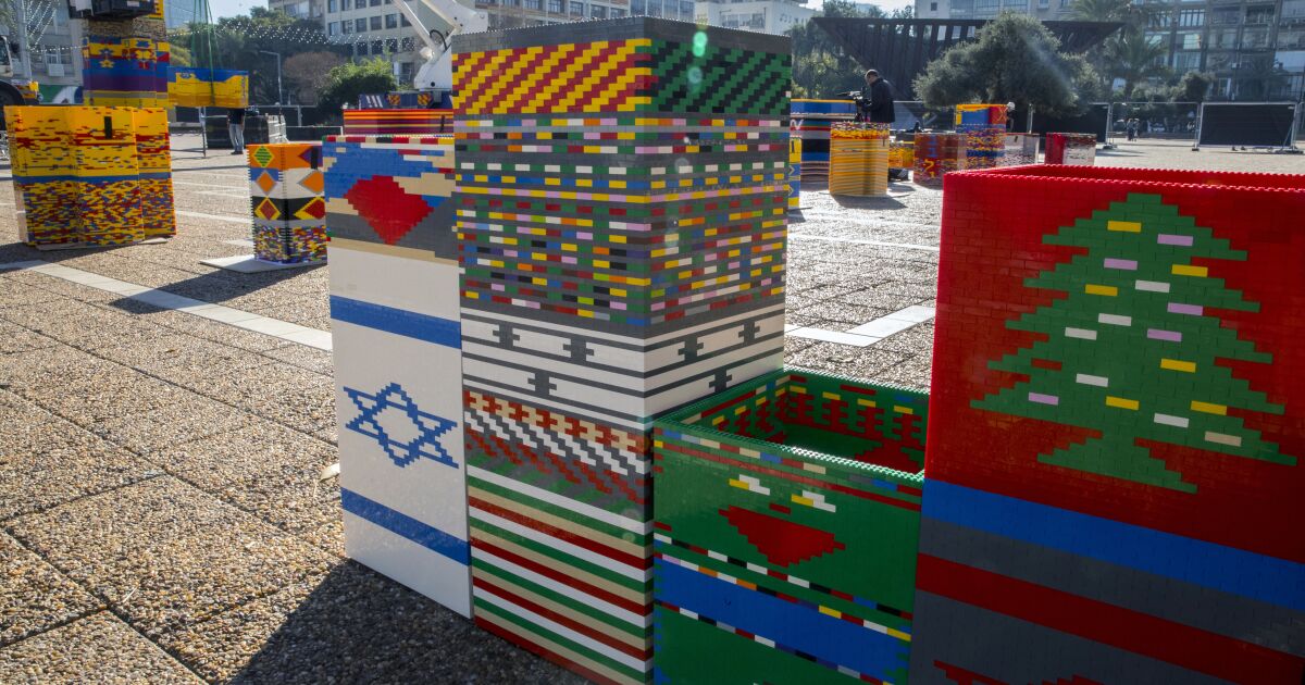 Israel arma una torre de 36 metros con piezas de Lego