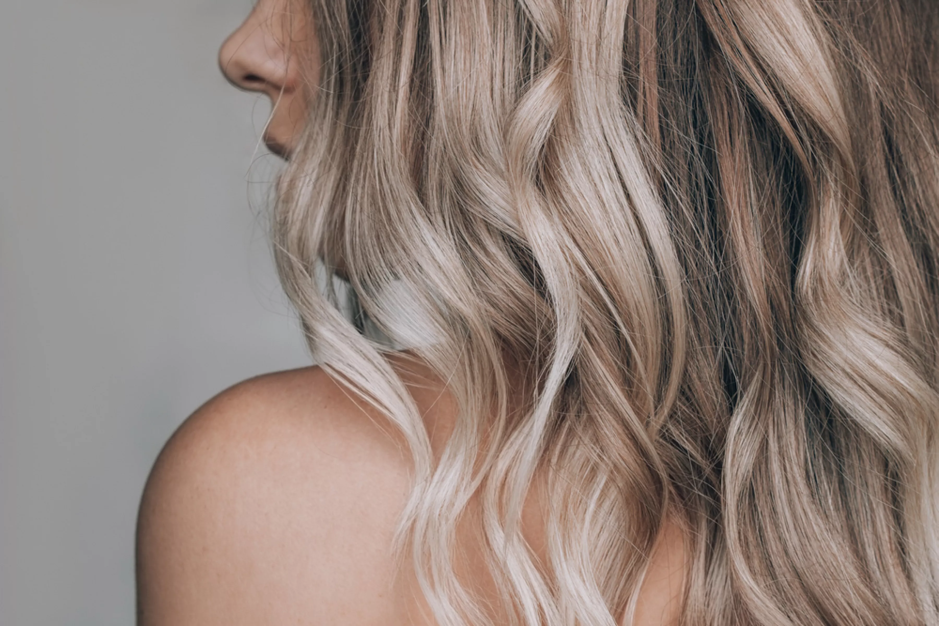 Consigue el equilibrio en la raíz y las puntas de tu pelo