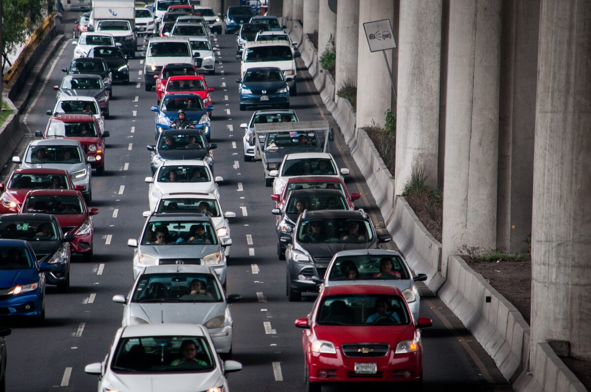 Autos y semáforos conectados para aliviar la congestión vial