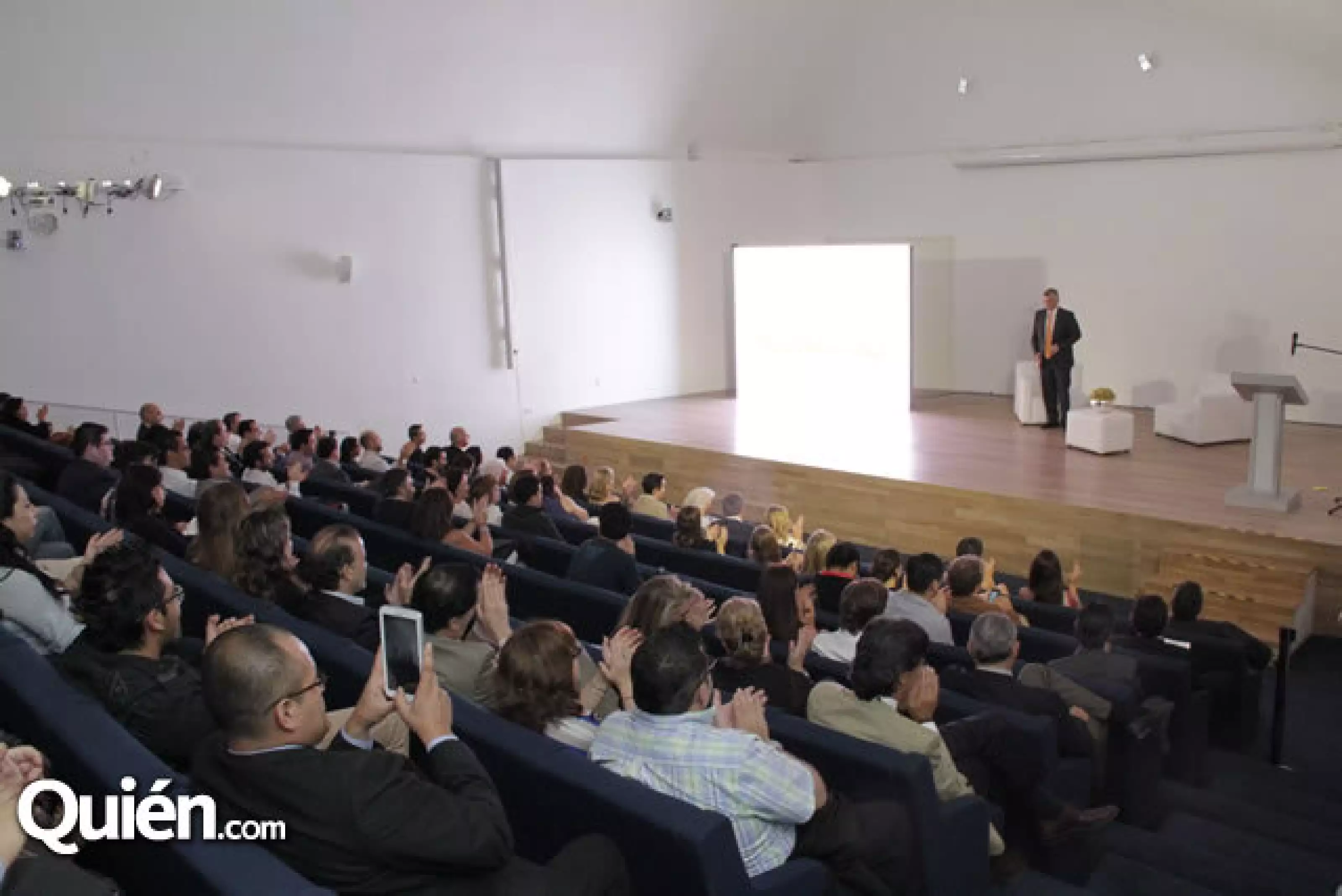 John Sutcliffe presenta libro