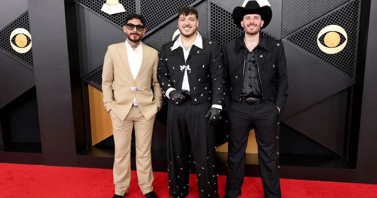 Grupo Frontera llega a los Grammy vestidos en Campillo