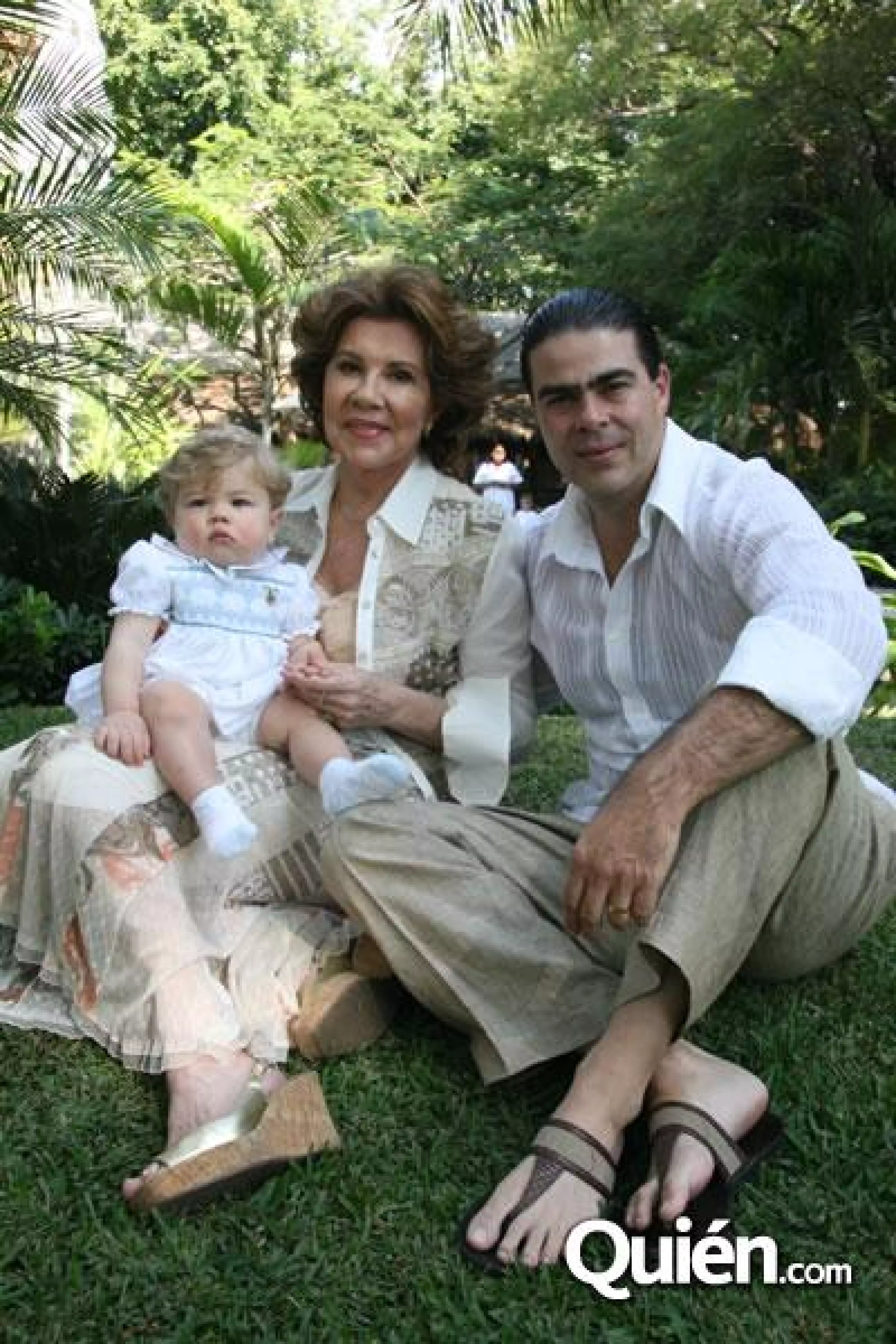 Ricardo y Alina Estrada bautizan a su hijo