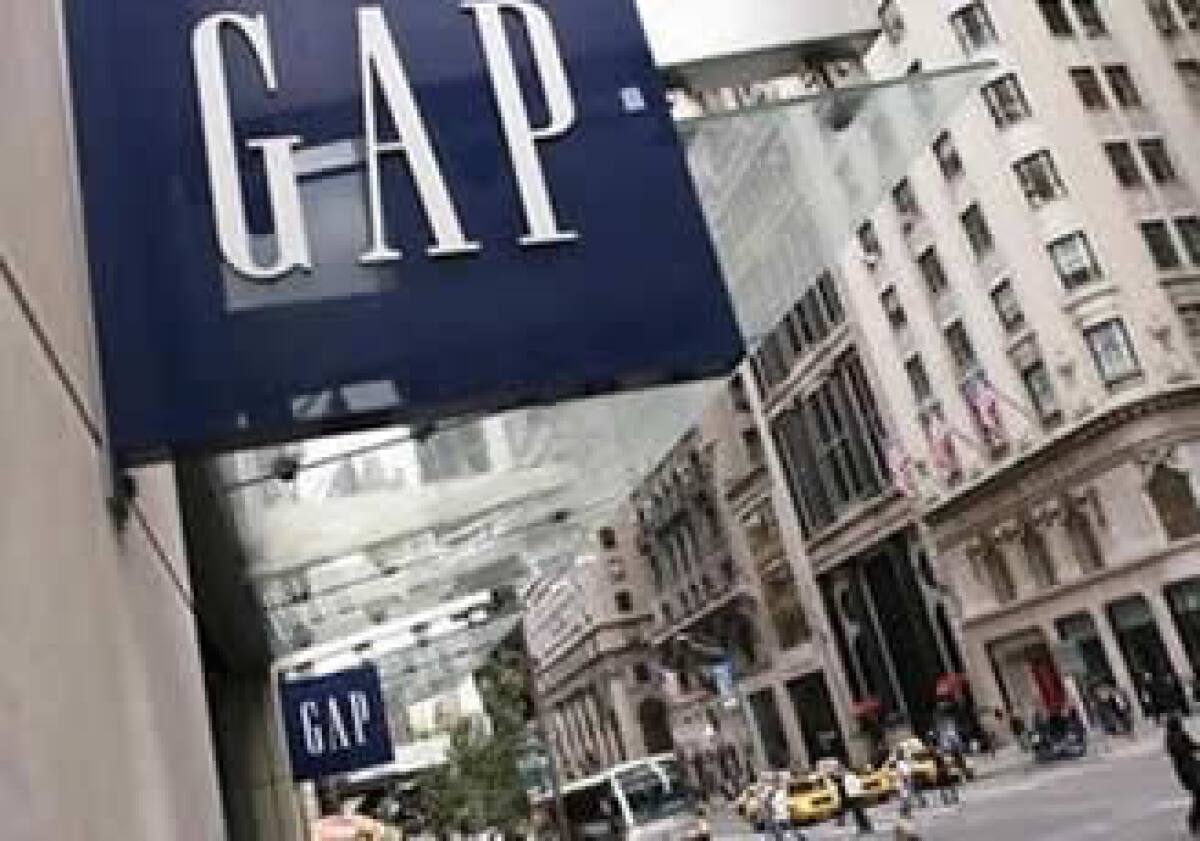 Gap rectifica y retoma su logo anterior