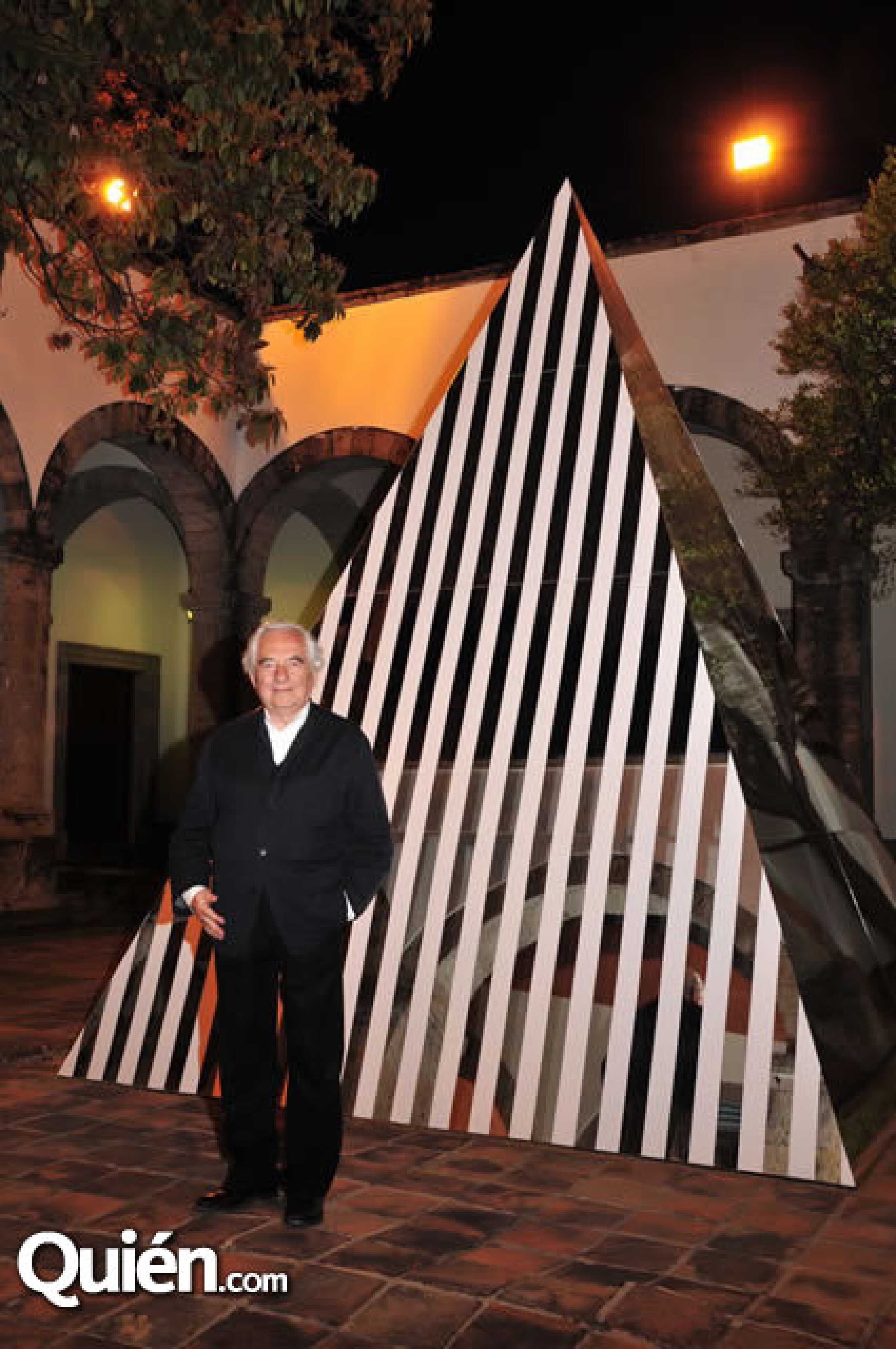 Héctor Bitar en exposición de Daniel Buren