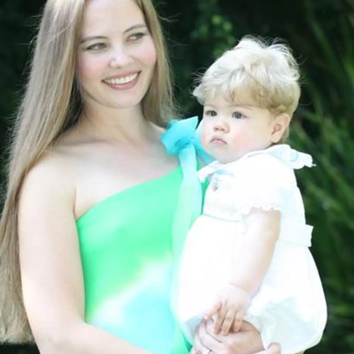 Ricardo y Alina Estrada bautizan a su hijo