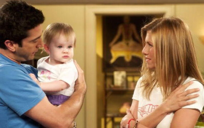 ¿Recuerdas a la bebé de Rachel y Ross de Friends?, así luce hoy