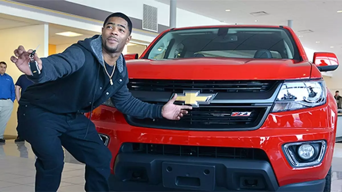 Tom Brady regala la camioneta del 'Jugador Más Valioso' a Malcolm Butler