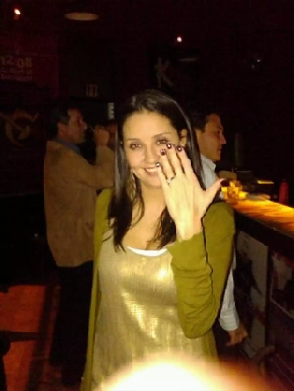 Luis García le da el anillo a su novia