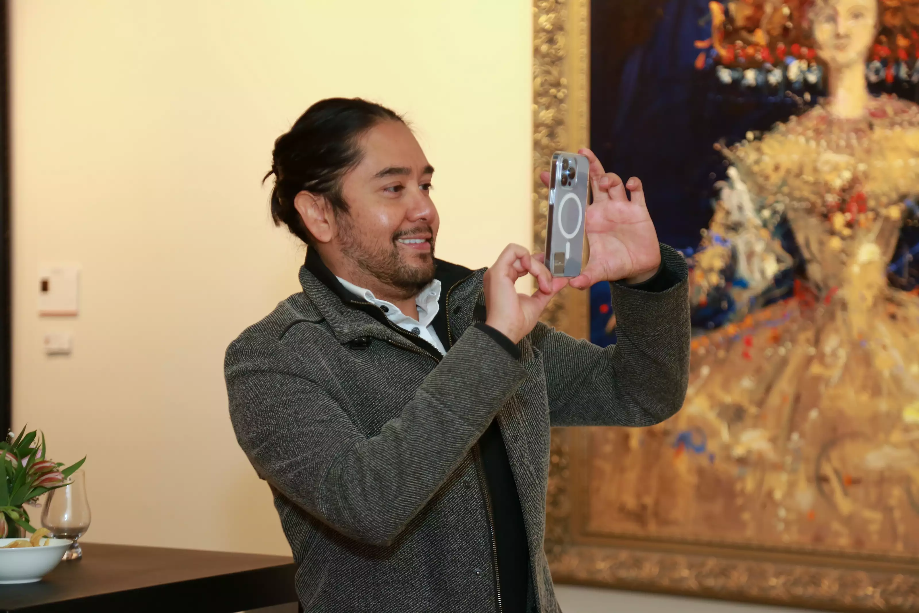 Richard Kuri inaugura exposición