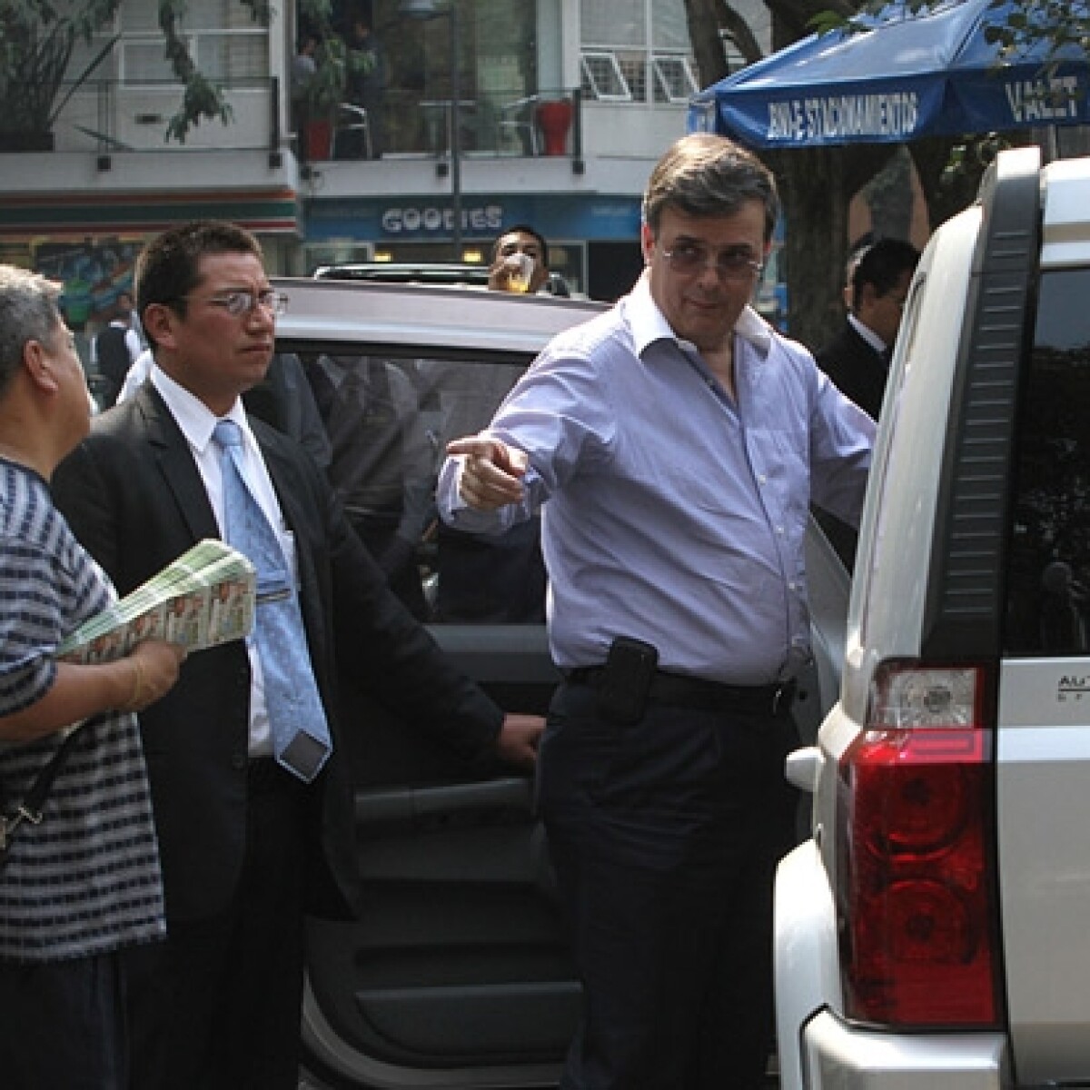 Marcelo Ebrard y Rosalinda Bueso se dejan ver en Polanco