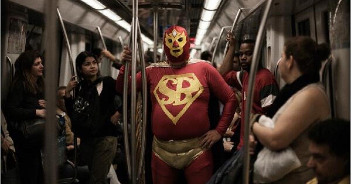 Superbarrio reta a Mikel Arriola a pelea de lucha libre