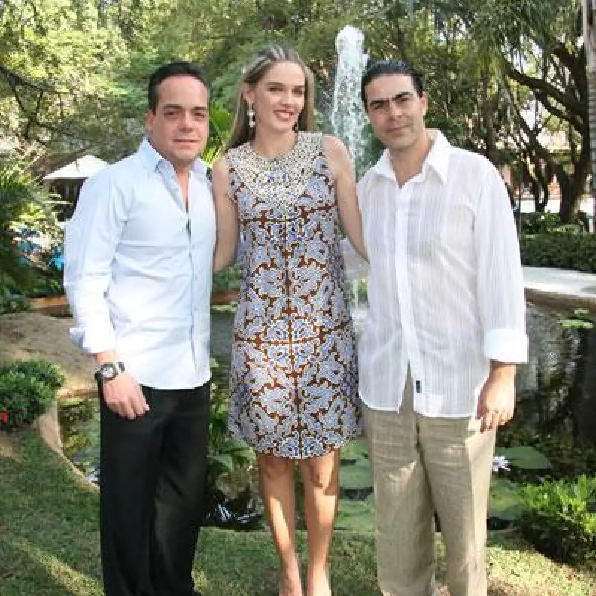 Ricardo y Alina Estrada bautizan a su hijo