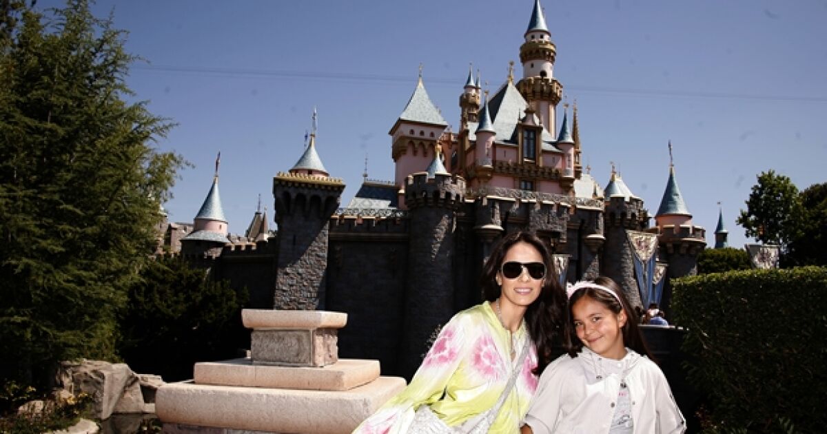 Claudia Estrada y su hija se divierten en Disney