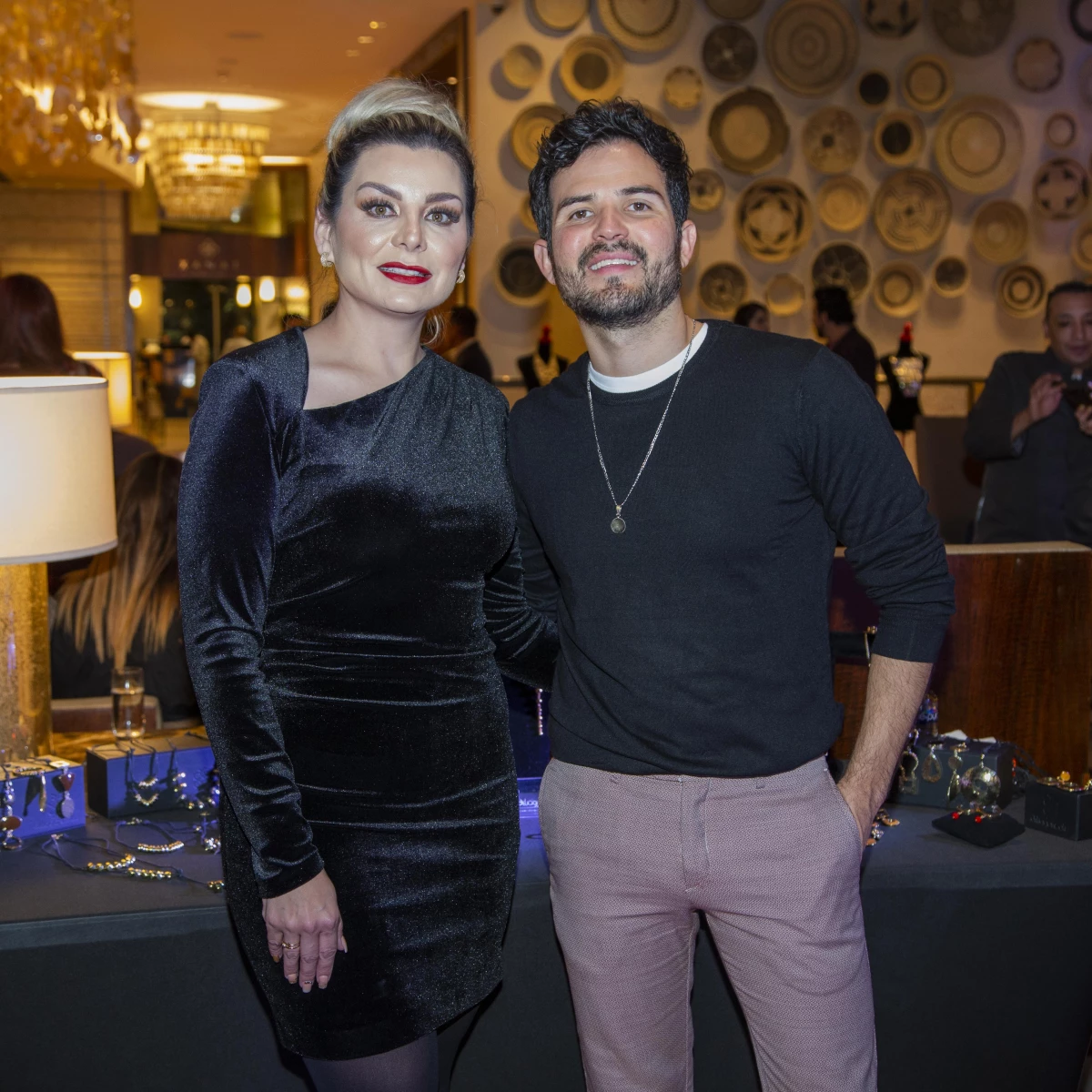 Delia González presenta sus piezas en una exhibición en JW Marriott de Polanco