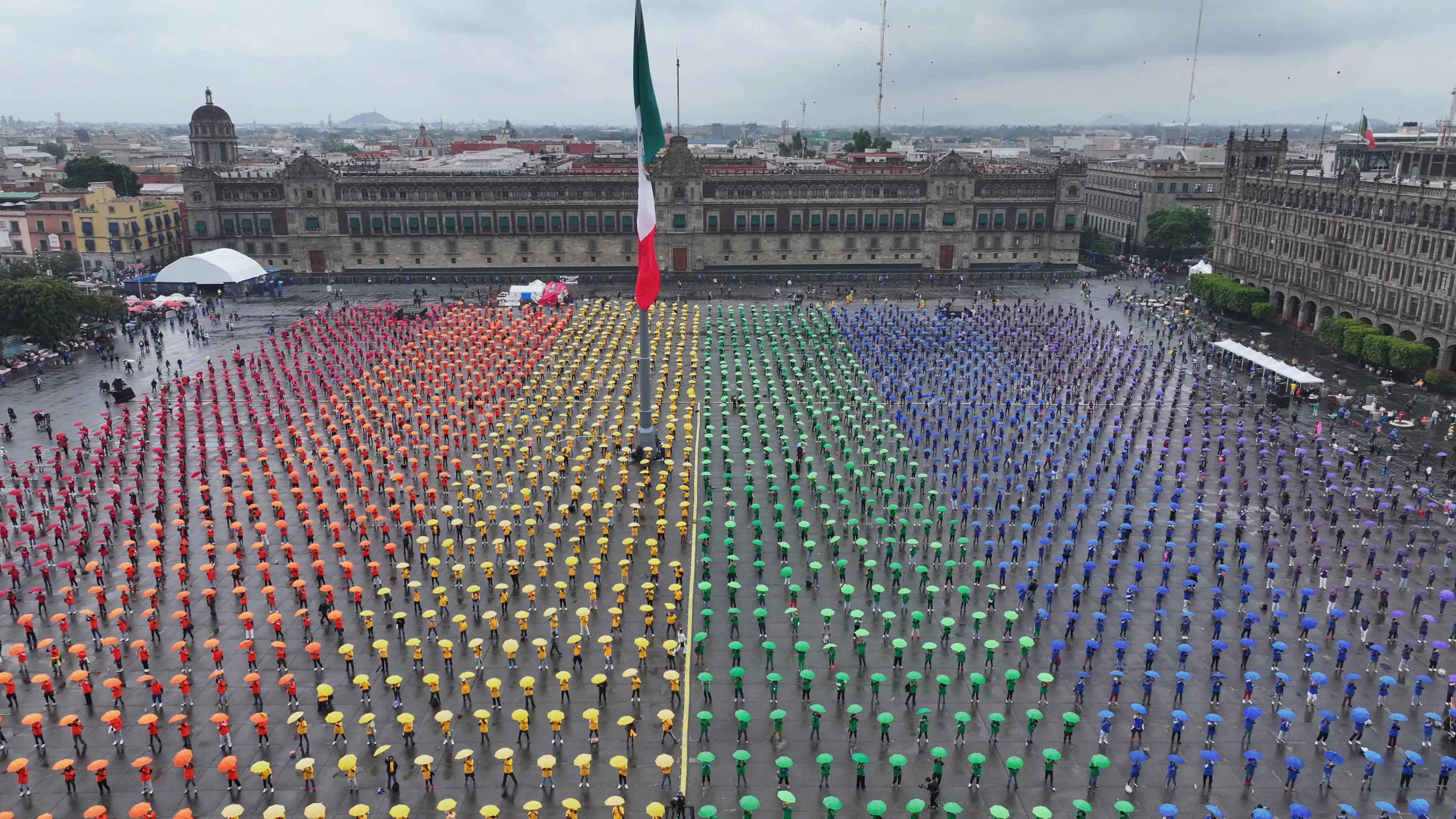 La CDMX celebra el orgullo LGBT+ con bandera gigante en el Zócalo