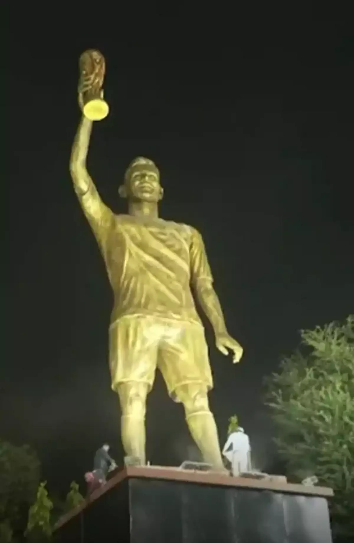 Lionel Messi es homenajeado en India con una estatua monumental de 21 ...