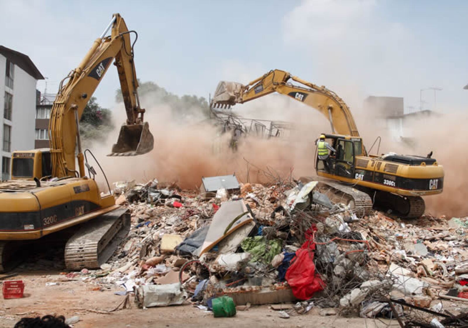 Los constructores frenan obras y apoyan en la remoción de escombro