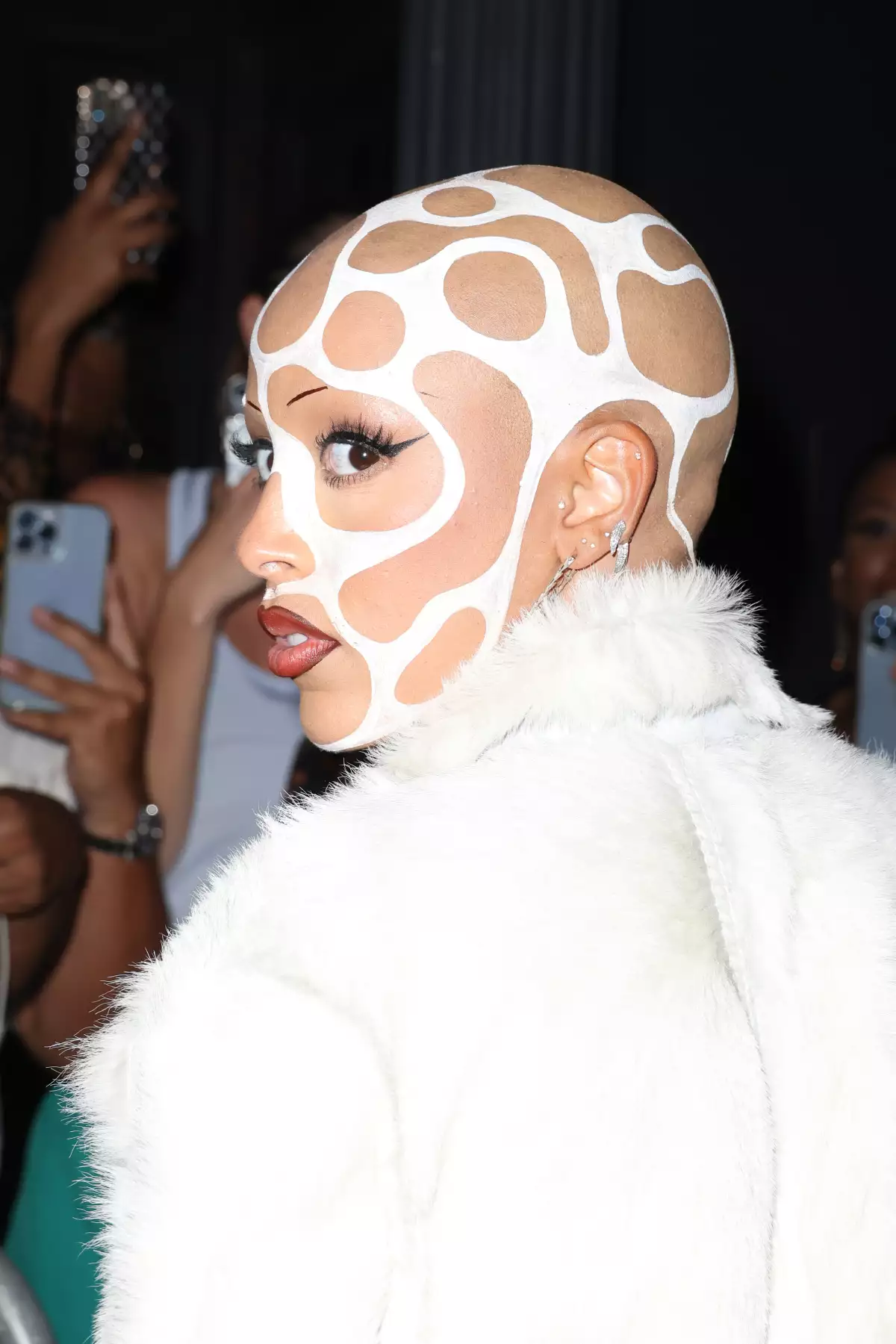 Doja Cat sorprende con sus exóticos beauty looks en Fashion Week París
