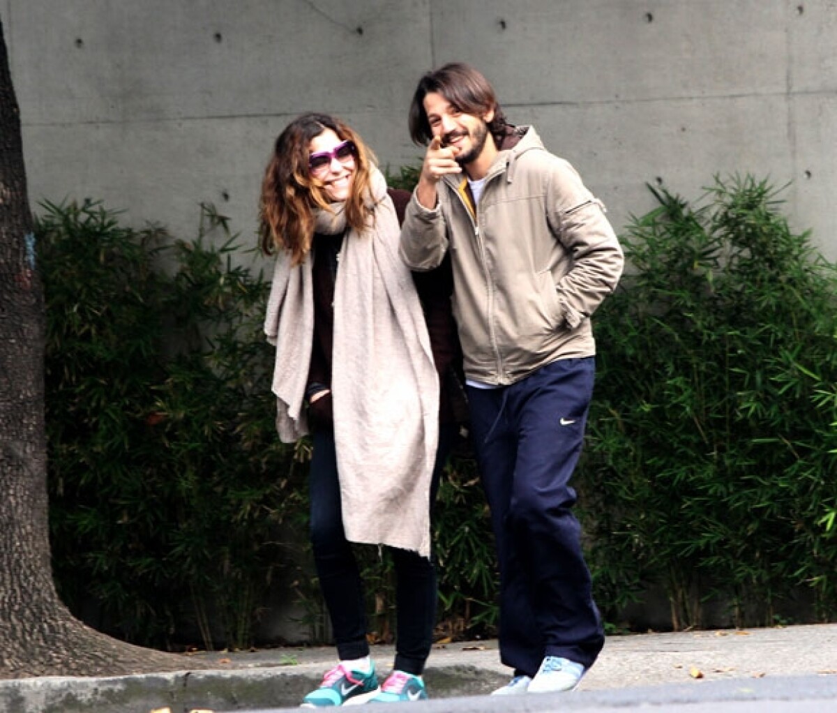 Diego Luna se deja ver con Paulina Dávila de paseo por la Condesa