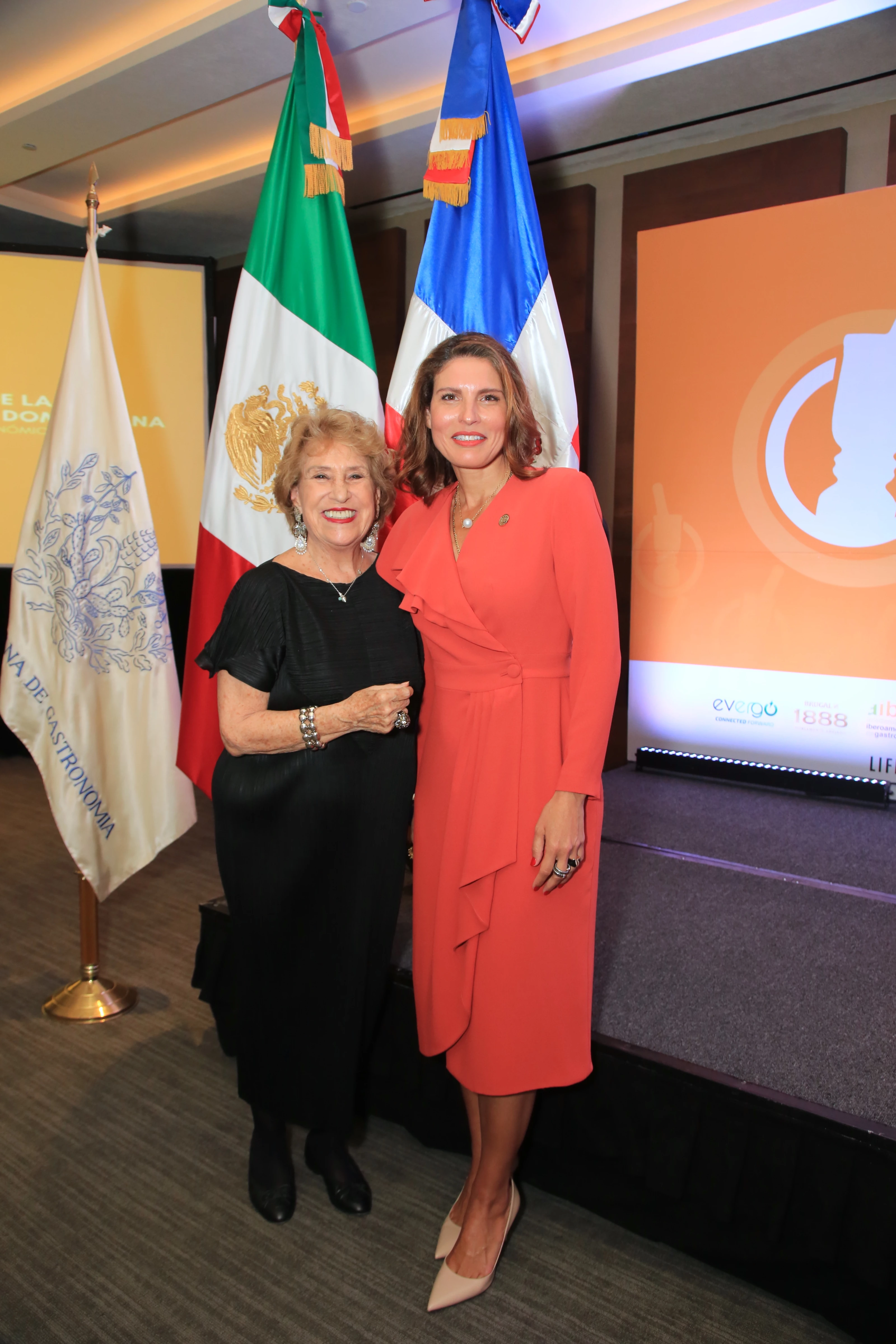María Isabel Castillo Báez y Susana Palazuelos en una cena dominicana