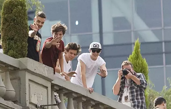 Fans mexicanas llevan serenata a One Direction