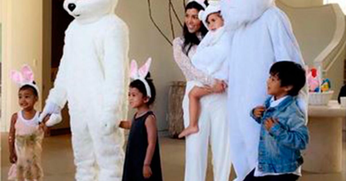 So cute! Kanye West se disfraza de conejo de Pascua para sus hijos