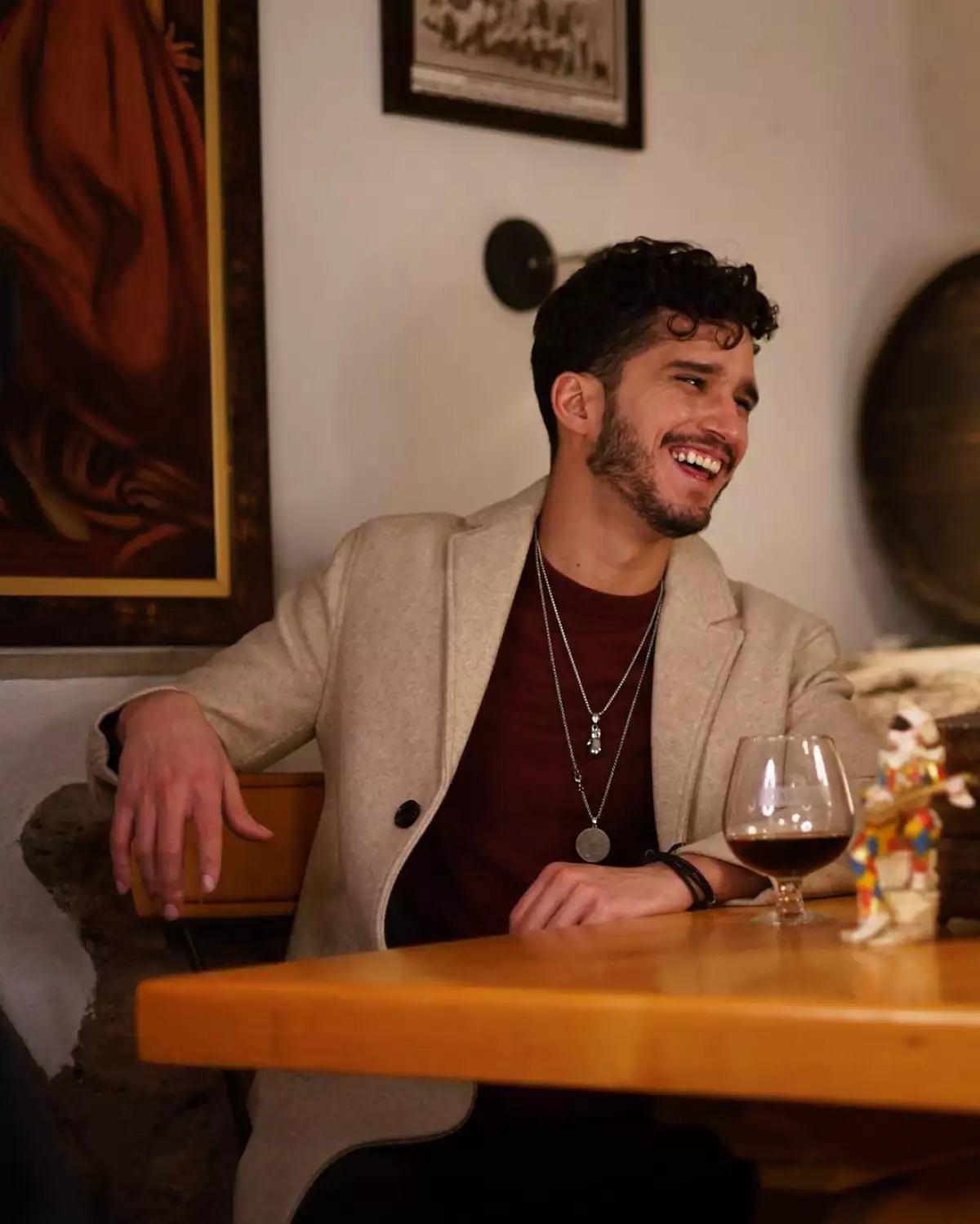 Andrés Obregón hace una fotografía de sí mismo a través de su música