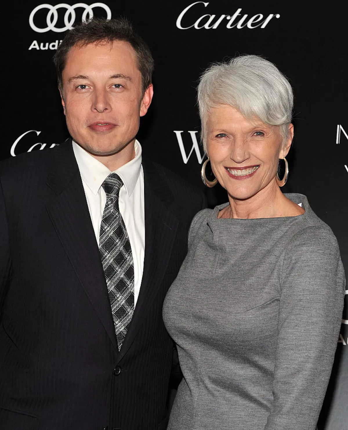 La mamá de Elon Musk posa en traje de baño a los 74 años