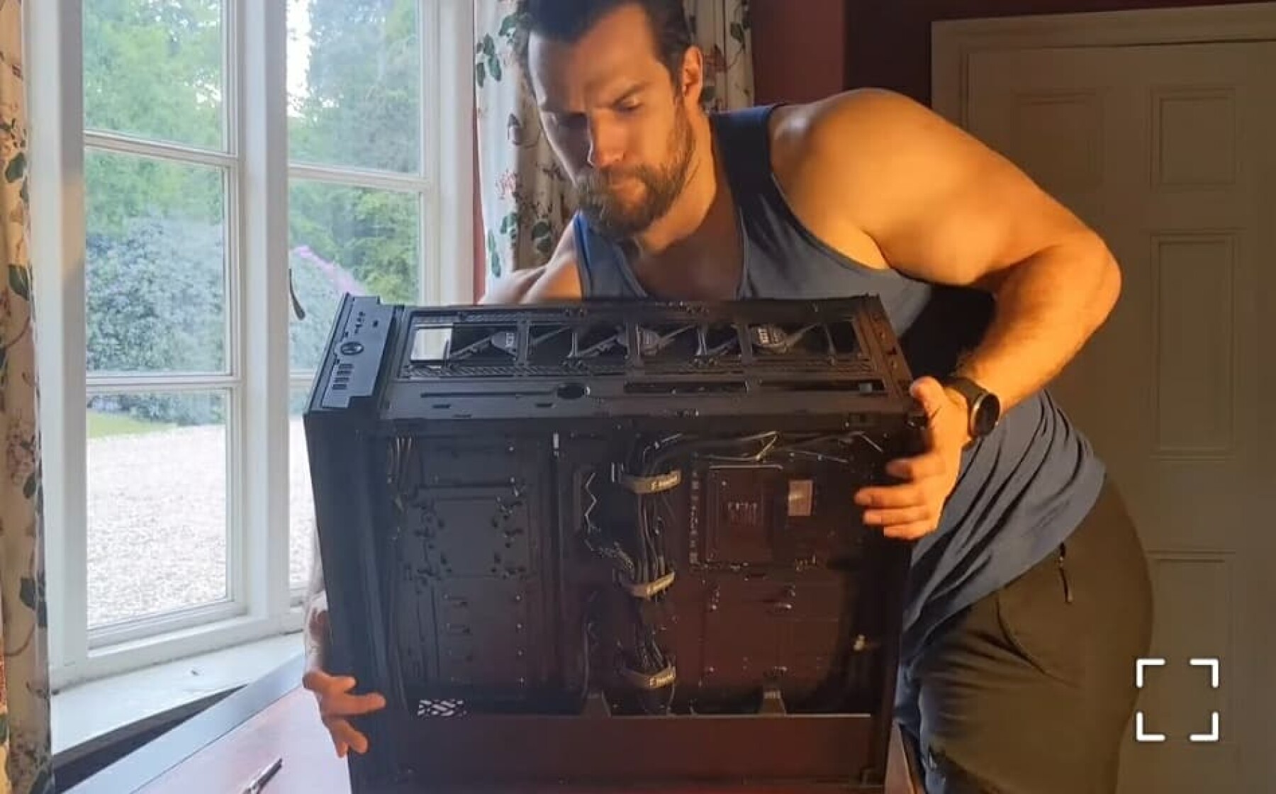 Henry Cavill construyó su propia PC y enloquece a sus fans con 'sensual ...