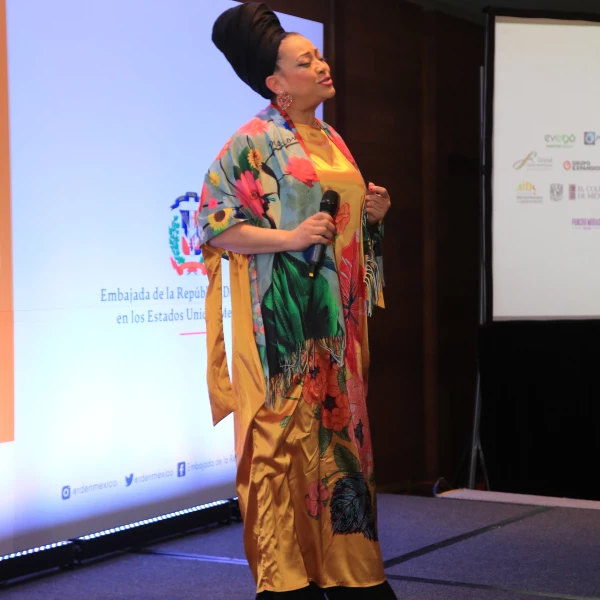 María Isabel Castillo Báez y Susana Palazuelos en una cena dominicana