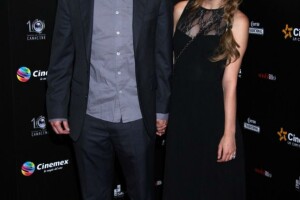 Christopher Uckermann presume nueva novia en los premios Canacine