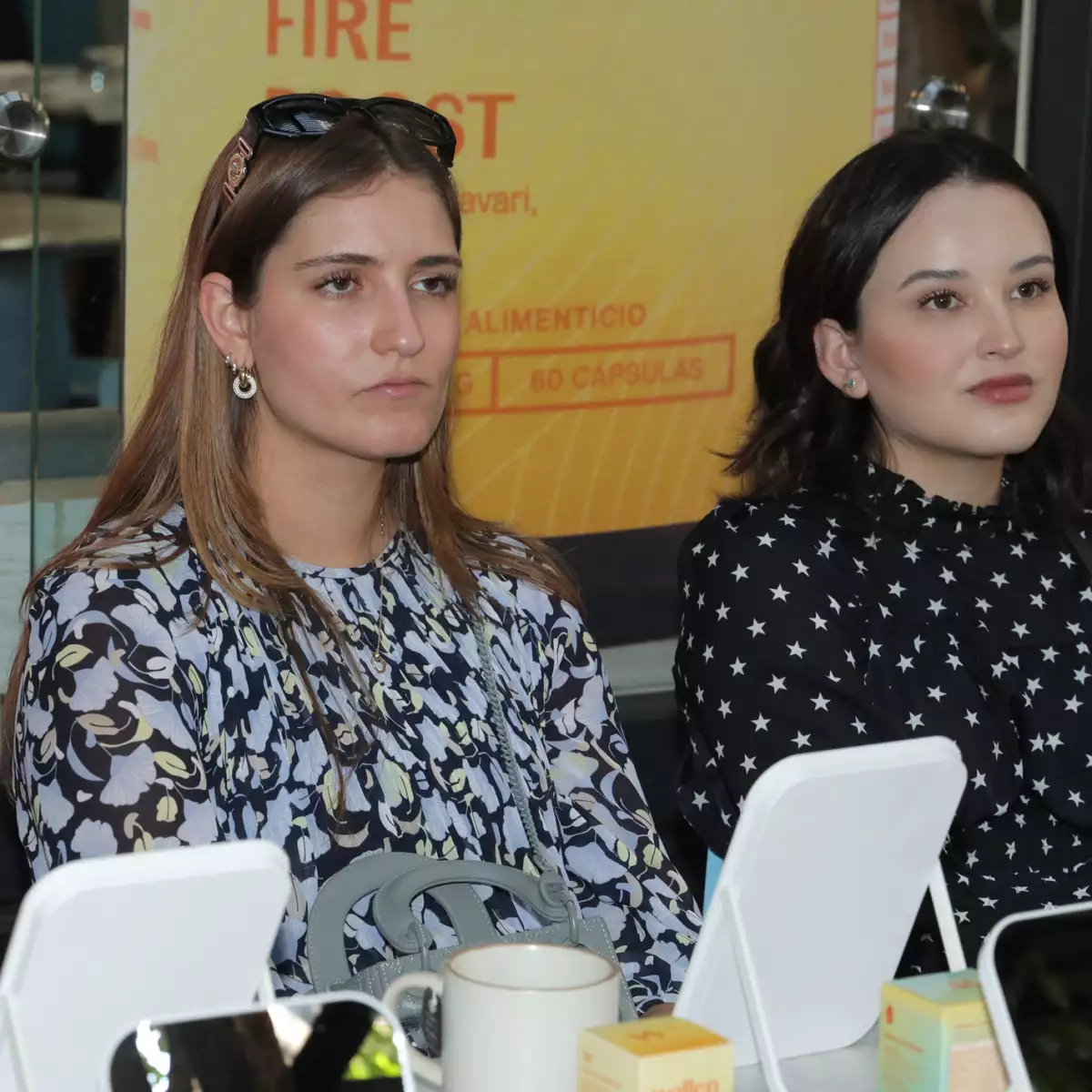 Ana Roberta Hernández imparte una clase de yoga facial