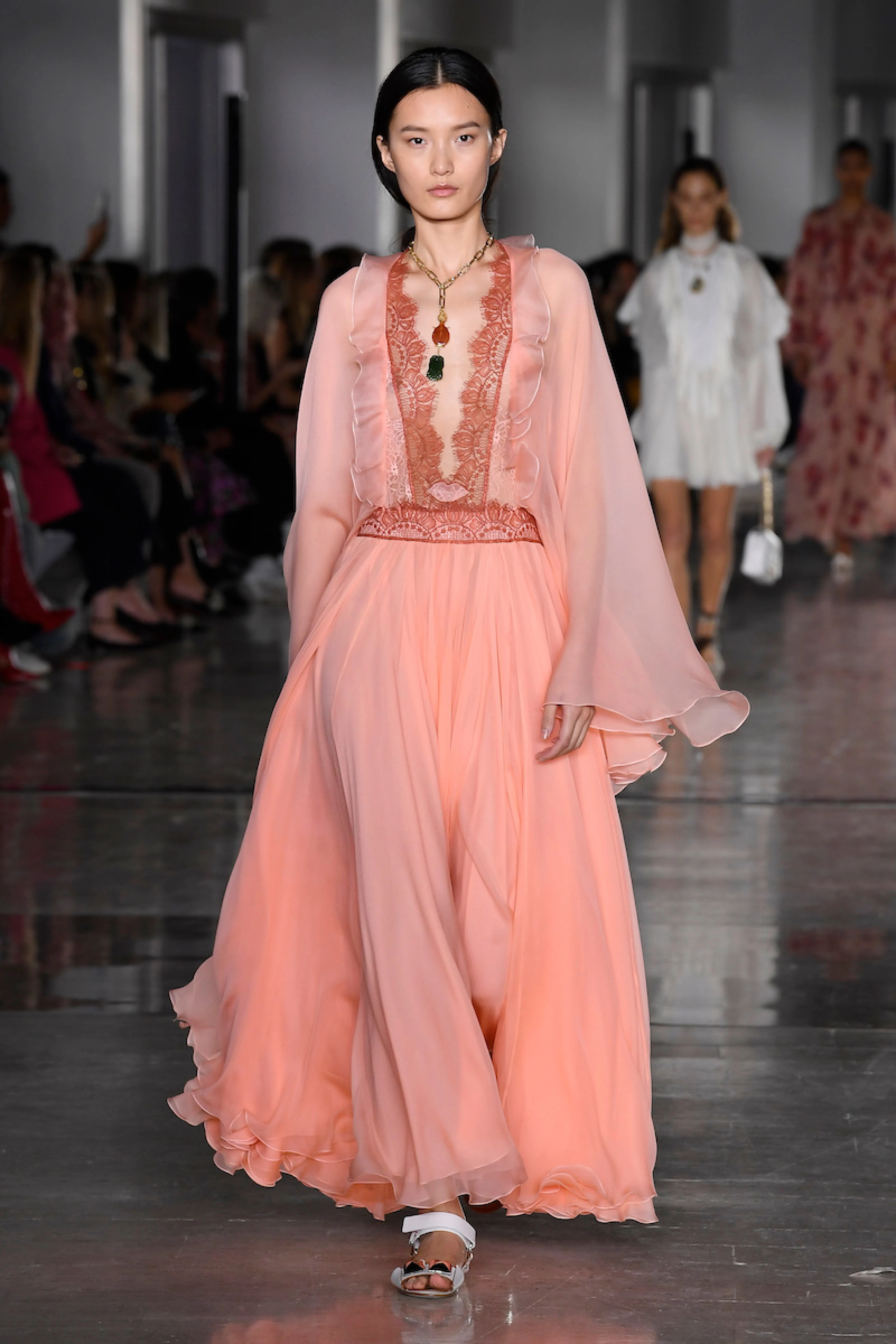 Living Coral es el color de 2019 según Pantone y las pasarelas lo confirman