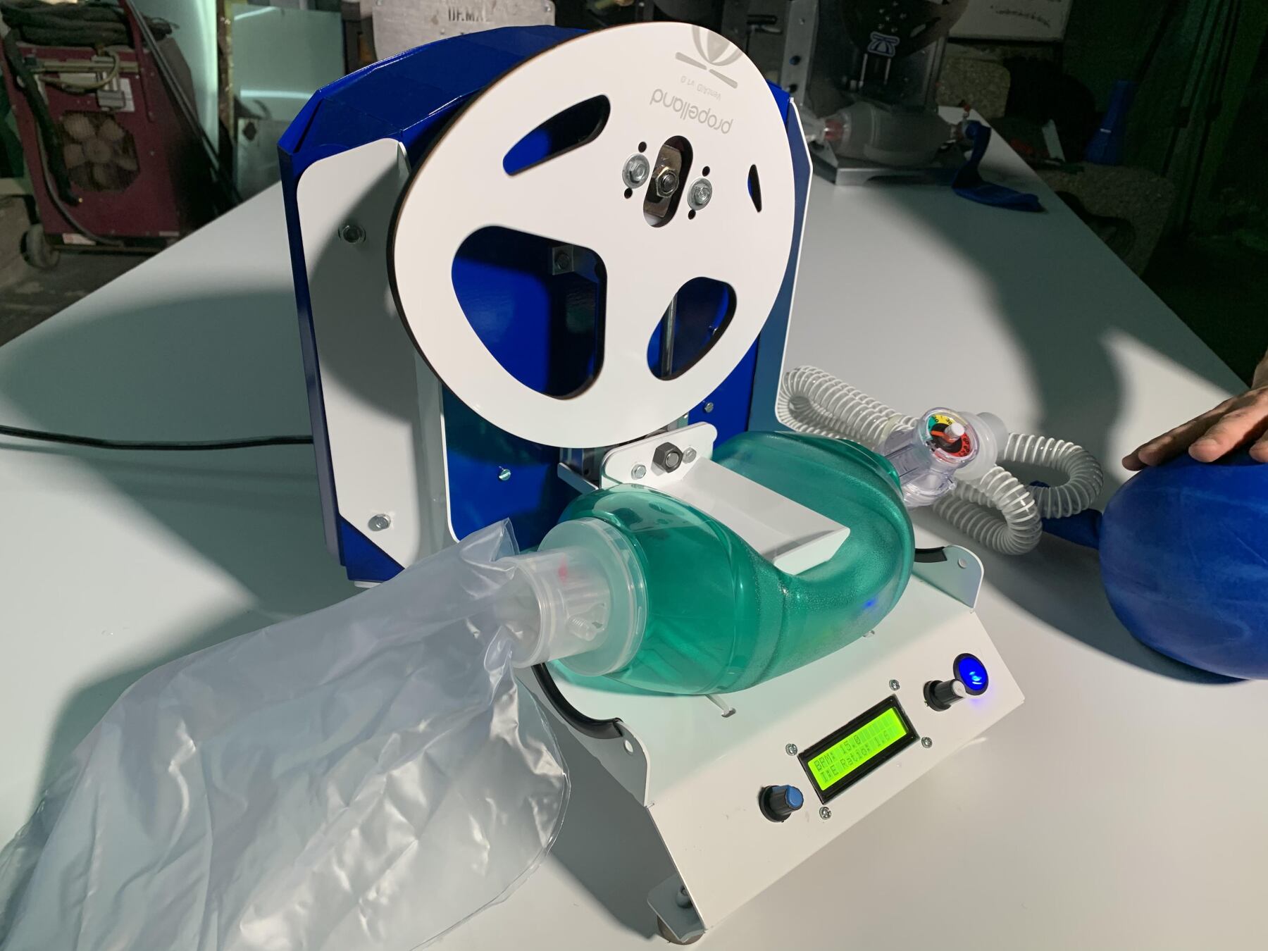 Crean dispositivo que ayuda a reducir contagios del personal médico