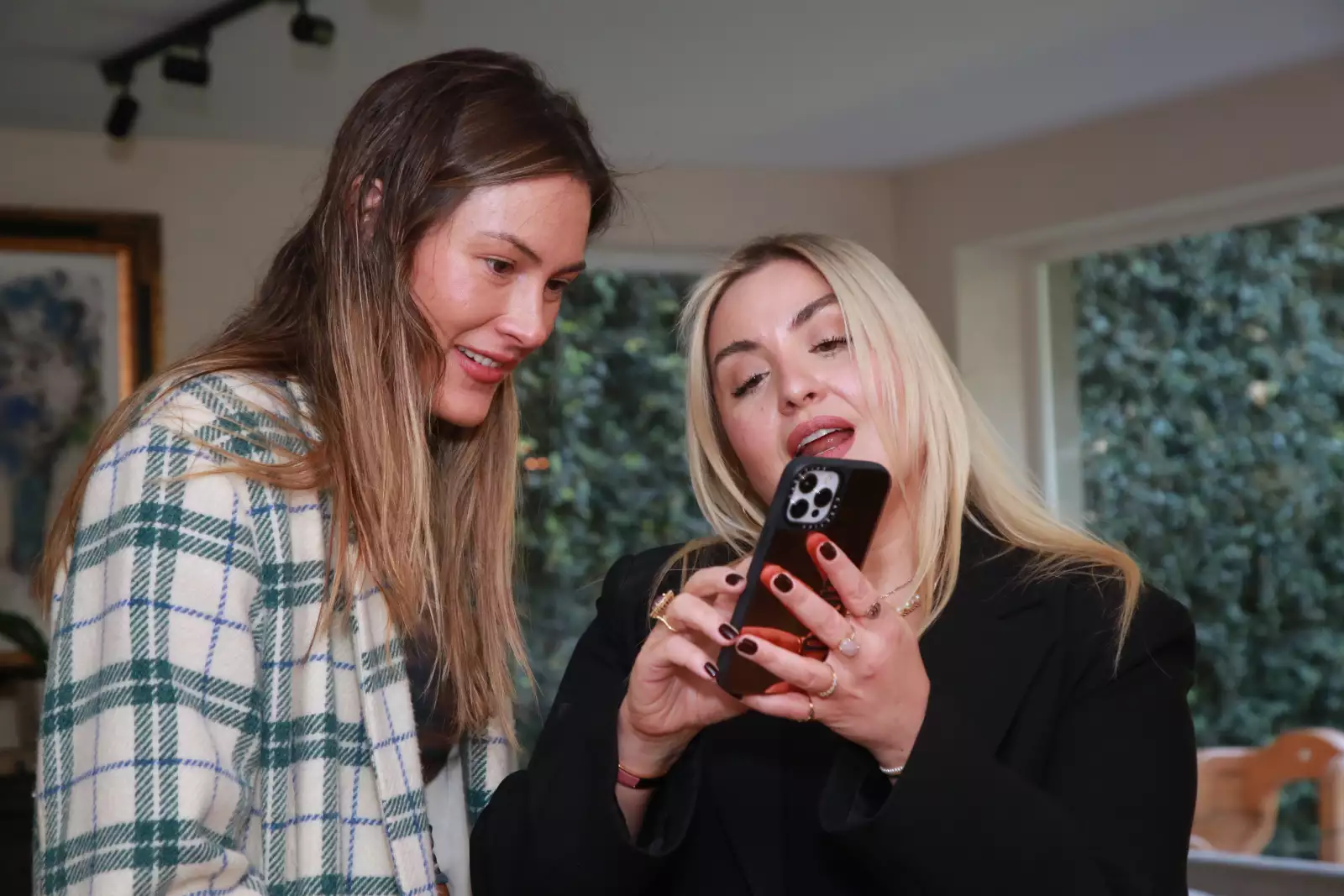 Lorena Saravia e Hidelisa Beltrán en un desayuno con Augustinus Bader