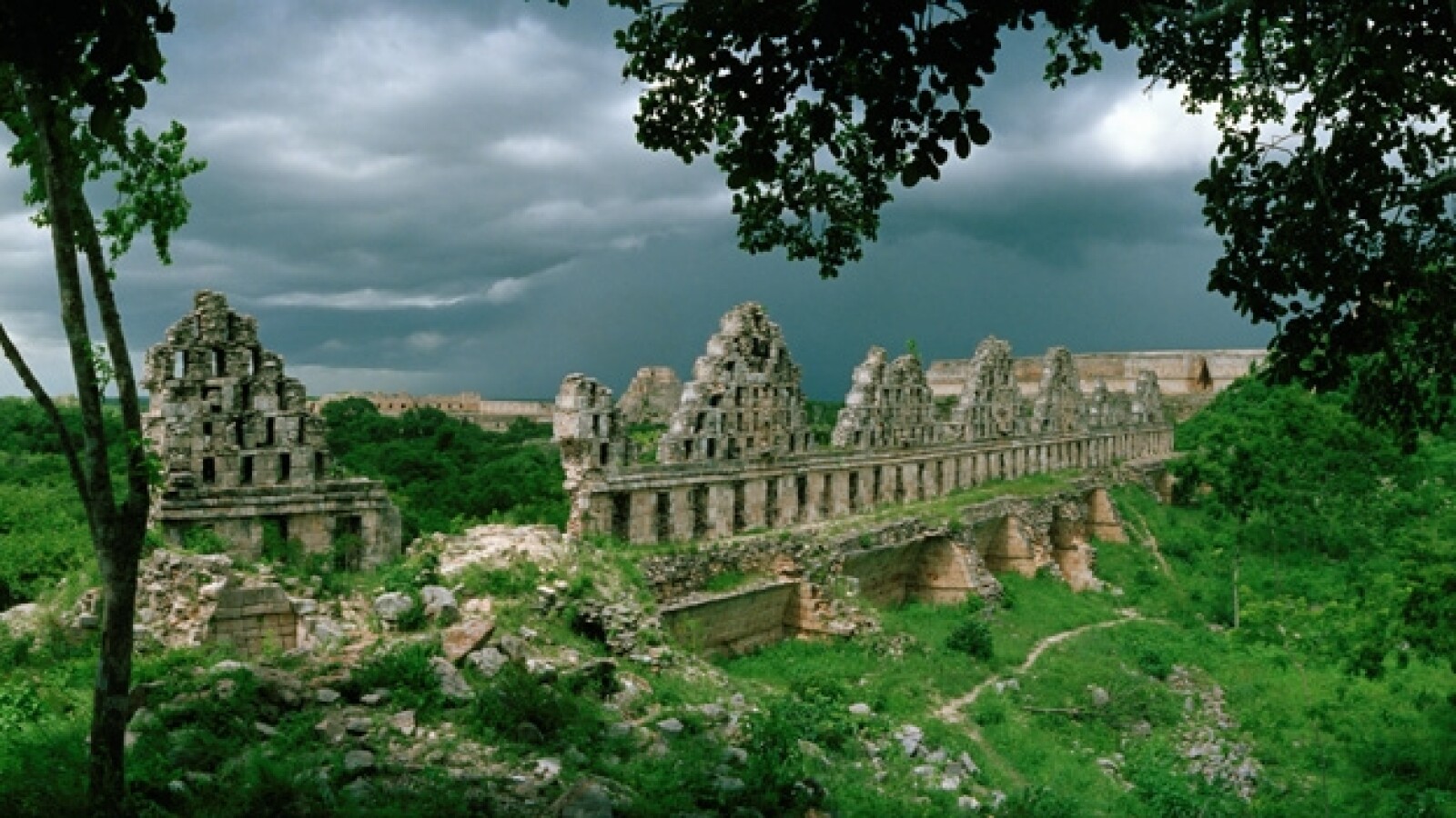 La majestuosidad de los palacios mayas