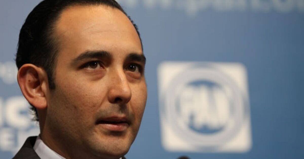 Roberto Gil releva a Bravo Mena en la Secretaría Particular de Presidencia