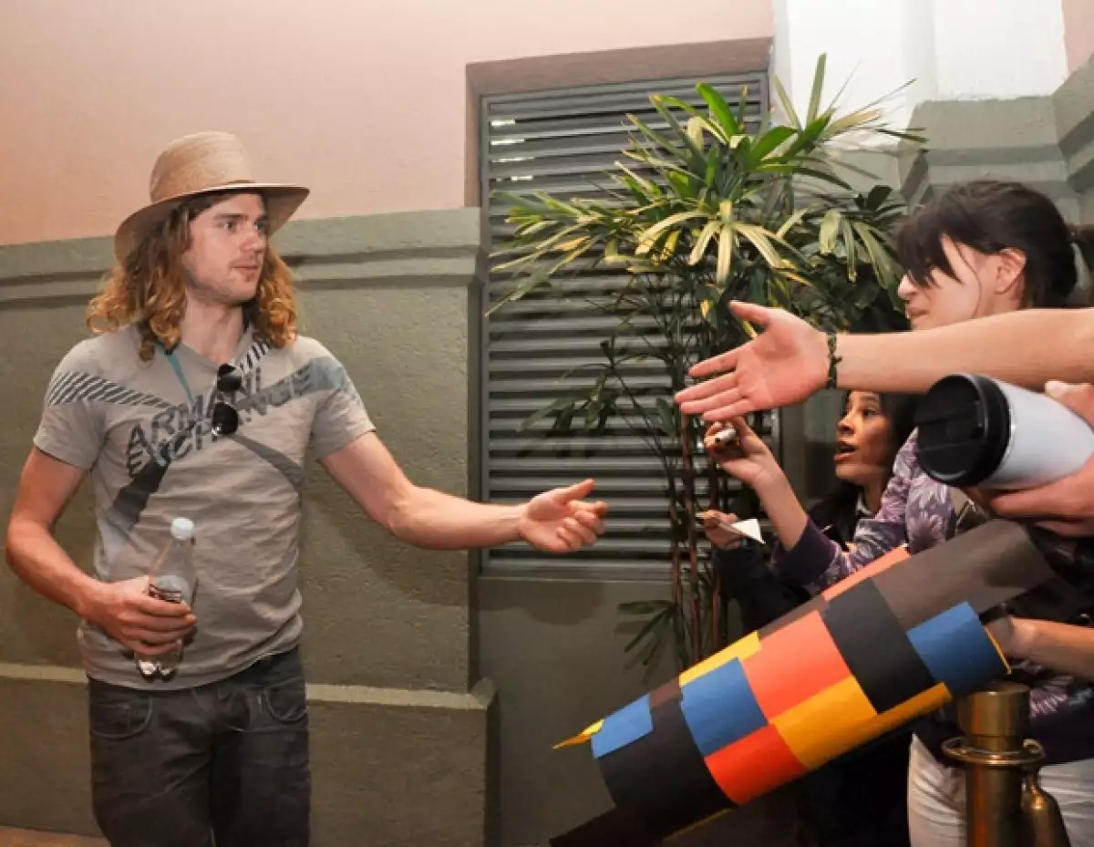 Bajista de Selena Gomez atiende a sus fans